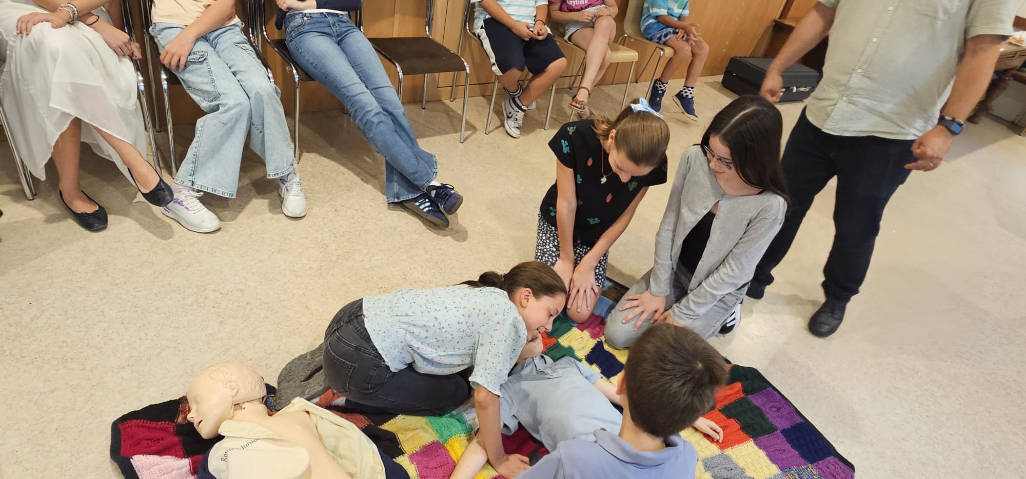 Curs de prim ajutor la Școala Parohială / Erste-Hilfe-Kurs für Kinder ...